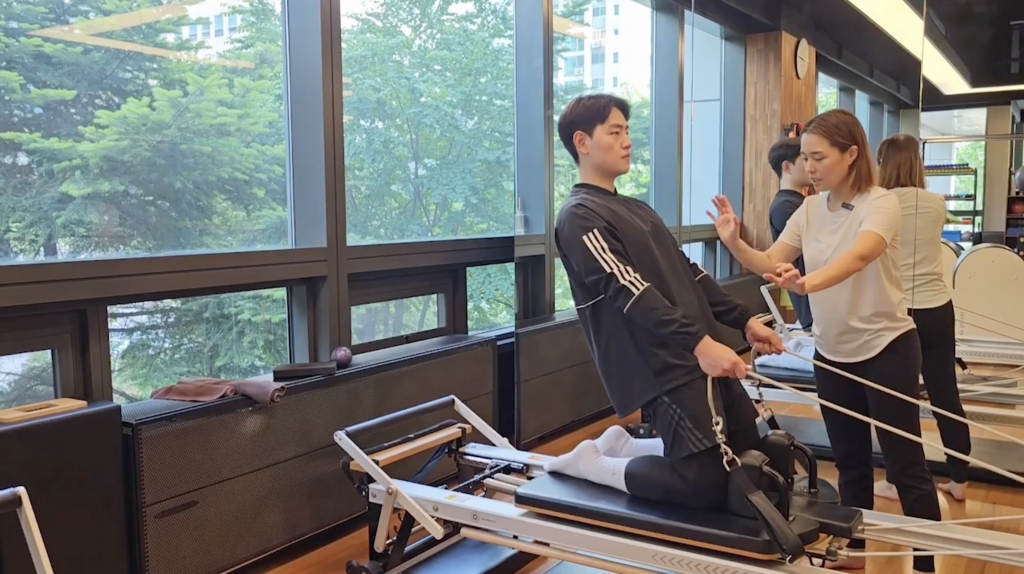 Exercise of the Month: Thigh Stretch on the Reformer - F1 RECREATION